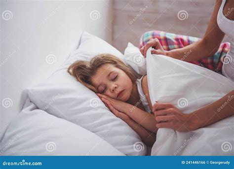 Moeder Met Dochter Stock Foto Image Of Verzorging Slaapkamer