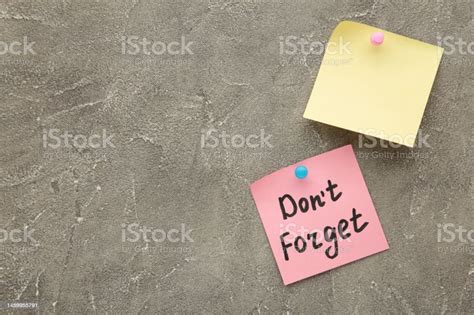 날짜 회의는 회색 배경에 알림 비즈니스 개념 메모 종이 메모지를 상기시키는 것을 잊지 마십시오 0명에 대한 스톡 사진 및 기타 이미지 Istock