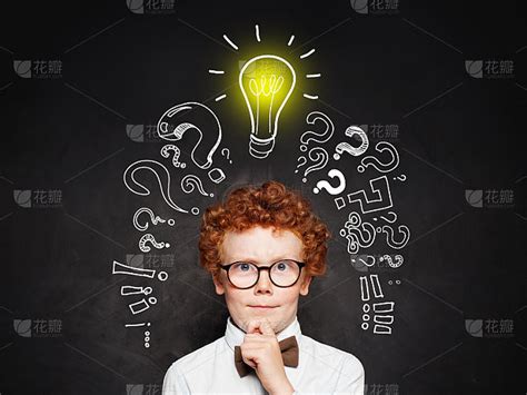 概念的概念。带着问号和灯泡的可爱小男生