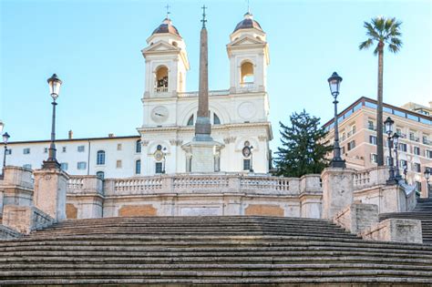 아름다운 화창한 날에 꼭대기에 있는 웅장한 트리니타 데이 몬티 교회로 이어지는 스페인 계단의 풍경 사진 이탈리아 로마의 인기