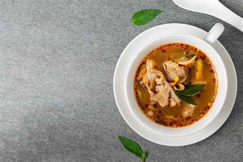 연골 돼지 고기는 콘크리트 테이블에 흰색 그릇에 태국 향신료와 매운 수프에 조림 고기에 대한 스톡 사진 및 기타 이미지 고기 돼지고기 레몬 그라스 Istock