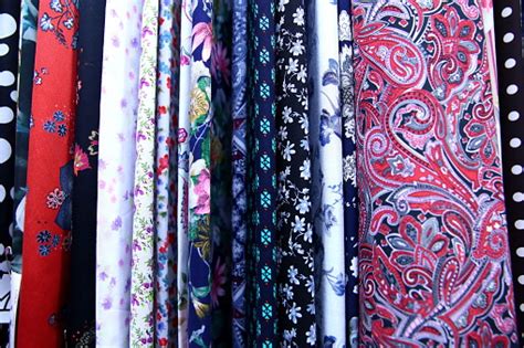 다채로운 직물은 여자와 남자에 대 한 모든 종류의 옷을 디자인 하는 데 사용 됩니다 그것은 캔버스와 목화 실크 옷에 대 한 모든