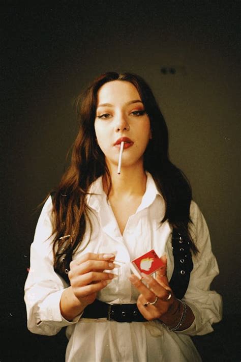 검은색 배경 긴 머리 담배 담배를 피우는 머리카락에 손을 대다 빨간 옷 수직 쐈어 얼굴 여성 초상화 패션 사진