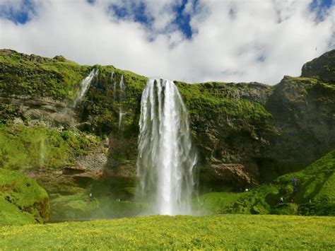 Tips For Visiting Iceland S Majestic Seljalandsfoss One Girl Whole World