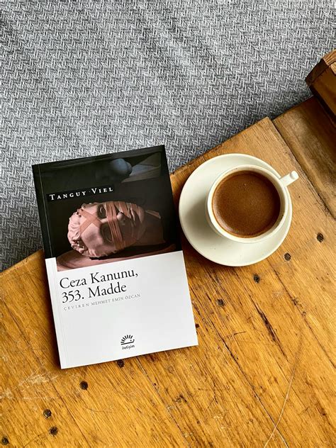 나무 테이블 위의 터키 커피와 책 · 무료 스톡 사진