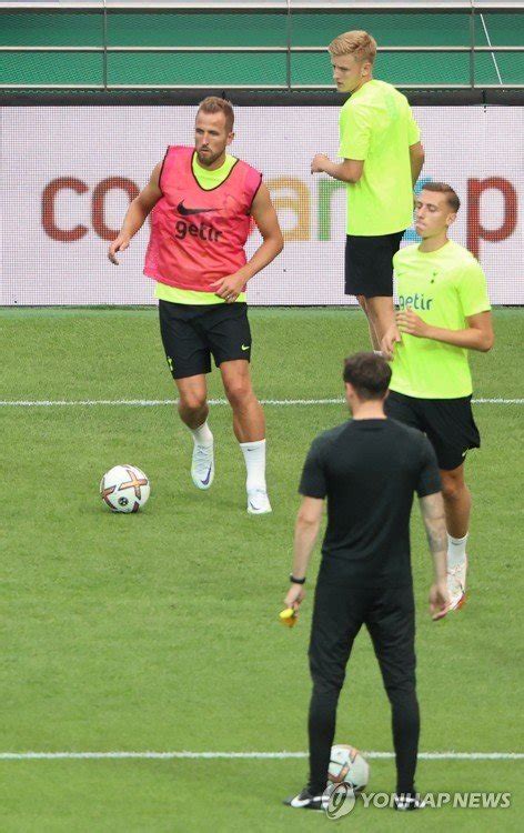 드리블하는 케인 네이트 스포츠