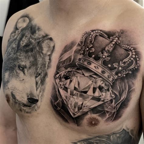 레나타투 남성분의 가슴에 다이아몬드와 왕관을 소재로 도안제작의뢰를 해주셔서 도안제작 후 시술해드린