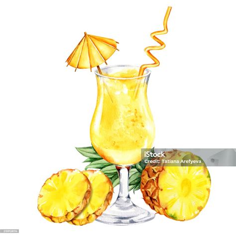 우산으로 장식 된 빨대와 칵테일 생 파인애플 조각과 반 유리에 여름 상쾌한 음료의 수채화 손으로 그린 그림 노란색 열대 음료의