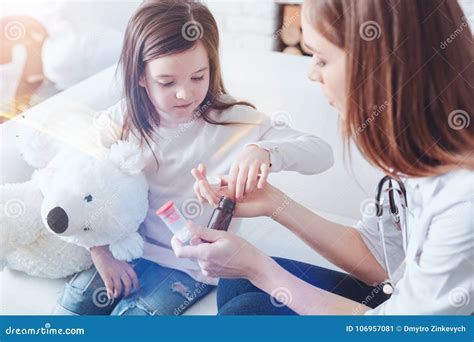 Ergebenes Mädchen Das Tablette Von Der Hand Ihres Doktors Nimmt Stockbild Bild von krankheit