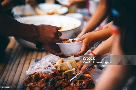 지역 사회의 가난한 사람들에게 무료 음식을 제공하는 개념 배고픈 사람들에게 음식을 나눠주는 자원 봉사자 개념에 대한 스톡 사진 및 기타 이미지 Istock