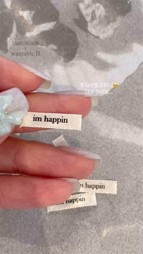 라벨디자인 원테이블비 브랜딩디자인 라벨디자인 원테이블비 작은 악세사리나 모자 파우치 헤어밴드 등에 많이 사용하시는 초미니 사이즈 라벨이에요🥹🤍 원하시는