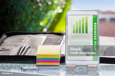 모바일 장치 전화 또는 다채로운 노트 바인더 및 야외 회의에 펜 태블릿 사업 계획 프리젠테이션 0명에 대한 스톡 사진 및 기타 이미지 Istock