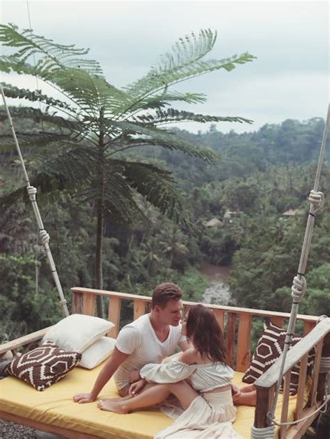 고요한 관계 그네 기호 날짜 남자친구 낭만적인 내용 높은 각도 닫다 라이프스타일 레저 레크리에이션 로맨스 리조트 맨발 목가적인 부드러운 사랑