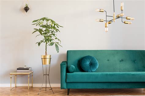 디자인 그린 벨벳 소파 가구 공장 골드 커피 테이블 책과 우아한 펜 던 트 램프와 함께 밝고 맑은 최소한의 홈 인테리어 갈색