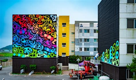 갤러리 된 예술섬 신안 압해도 발길 붙드는 ‘그라피티 새옷