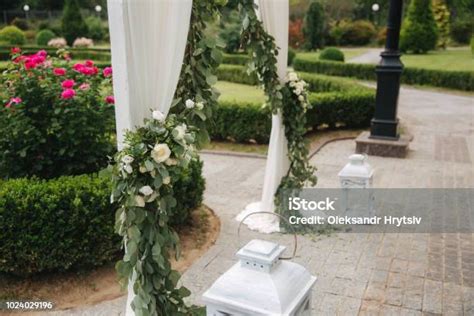 Weddind 장식 야외에 아름 다운 하얀 아치의 장식 하으로 꽃 꾸며져 나무의 아름 다운 Beckground 보기 0명에 대한 스톡 사진 및 기타 이미지 Istock