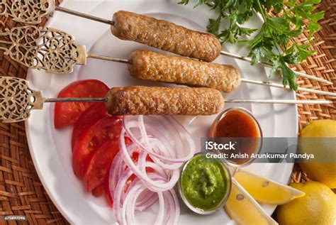 닭 구운 케밥 다진 고기 터키 뜨거운 터키식 꼬치 Kofta 식품 식사 야채 저녁 식사 점심 요리 후추 양파 구운 바베큐 룰라 맛있는 녹색 플레이트 간식 0명에 대한 스톡