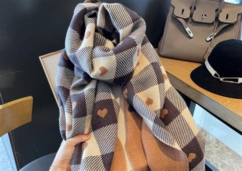 冬季围巾搭配？乖乖女系法、简约气质款、温柔围巾结你值得拥有哦！ 时尚 健康 初颜网