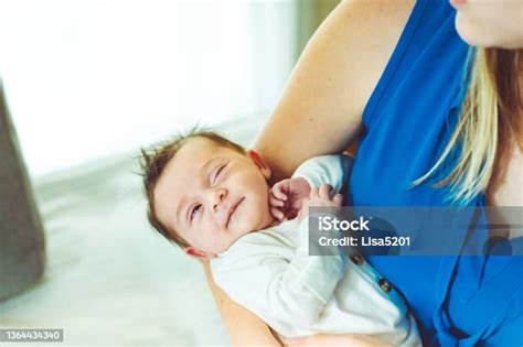 신생아 아기 눈 어머니 의심 스럽게 재미 밈 같은 표정 밈에 대한 스톡 사진 및 기타 이미지 밈 아기 유머 Istock