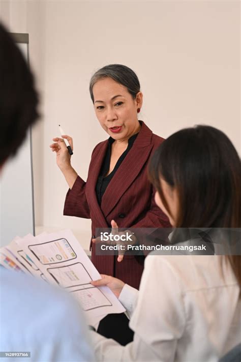 중년 여성 프로젝트 팀 리더가 기업 회의에서 아이디어 디자인 프로젝트를 설명하면서 프리젠 테이션을합니다 원형에 대한 스톡 사진 및 기타 이미지 Istock