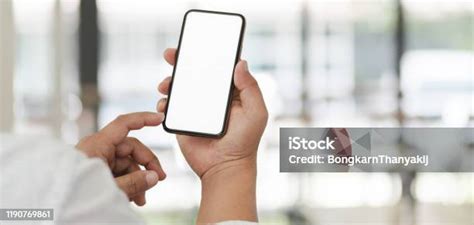 흐리게 사무실 배경과 그의 빈 화면 스마트 폰을 사용하여 사업가의 자른 샷 장치 화면에 대한 스톡 사진 및 기타 이미지 장치 화면 컴퓨터 모니터 휴대전화 Istock