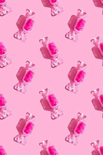 복사 공간이있는 분홍색 배경에 하드 그림자가있는 달콤한 하트 롤리팝이있는 투명 한 사탕 모양의 상자 발렌타인 데이의 개념 어머니의 날 패턴 세로 형식 0명에 대한 스톡 사진