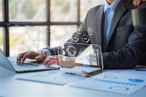 사업가 손 프로젝트 관리자 작업 및 업데이트 작업 및 사무실에서 랩톱으로 가상 다이어그램을 예약하는 Gantt 차트 프리미엄 사진