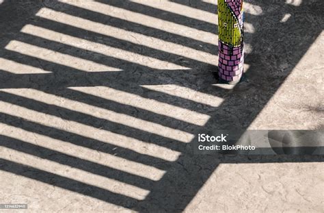 그림자에 화려한 모자이크 타일 기둥과 콘크리트를 가로 질러 빛 햇빛 대각선 기하학적 그림자의 빔에 의해 조명 효과 추상적 배경 개념에 대한 스톡 사진 및 기타 이미지