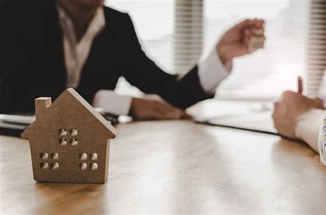 부동산 브로커 관리자 주는 키 하우스 모델 투자 주택 융자 계약에 뒤에 부동산 에이전트 사무실에서 집 구입을 위한 계약에 서명