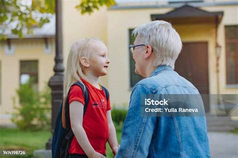 귀여운 백인 금발 어린 소녀가 학교에 간다 아이와 대화하는 어머니 2 3 살에 대한 스톡 사진 및 기타 이미지 2 3 살 2명 35 39세 Istock