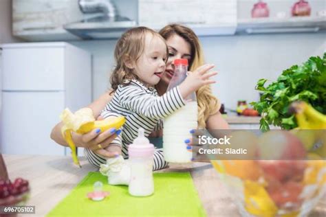 건강 한 식사를 준비 하는 아기 여자와 아름 다운 젊은 어머니 2명에 대한 스톡 사진 및 기타 이미지 2명 가정 생활 가정 주방 Istock