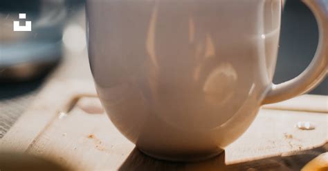 컵에 물을 붓는 유리 사진 Unsplash의 무료 컵 이미지