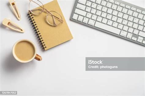 플랫 레이 상단 보기 현대 사무실 테이블 책상 컴퓨터 키보드 종이 노트북 커피 컵 흰색 배경에 안경 작업 공간 우아한 여성 작업 공간 0명에 대한 스톡 사진 및 기타 이미지