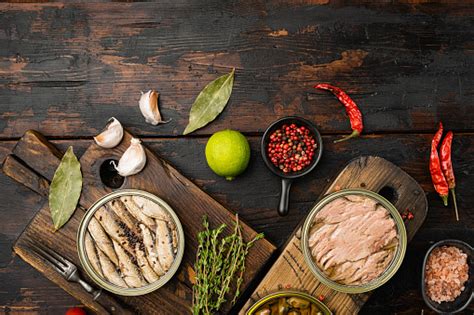 금속 캔에 다양한 통조림 생선과 해산물 오래된 어두운 나무 테이블 배경에 상단 보기 평면 누워 텍스트 복사 공간 통조림 식품에