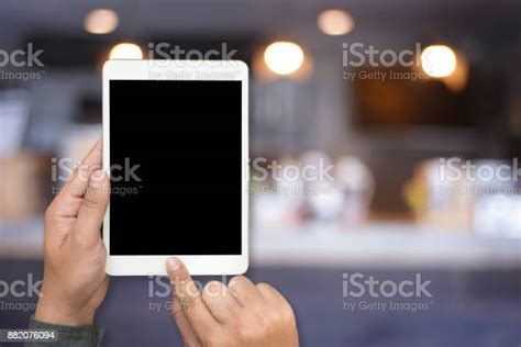 테이블에 빈 화면이 노트북 광고 텍스트 메시지에 대 한 빈 복사본 공간 화면으로 노트북 컴퓨터에 작업 영역 배경 새로운 프로젝트