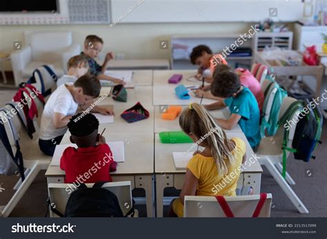 88529 Imágenes De Niños Trabajando En Clase En Grupo Imágenes Fotos