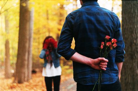 Фото Парень держит за спиной цветы а девушка закрывает лицо руками