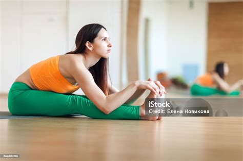 앞으로 벤드 포즈 운동 착용 운동복 실내 전체 길이 장착 Paschimottanasana 운동 스트레칭 요가 연습 건강한 생활방식에 대한 스톡 사진 및 기타 이미지 Istock