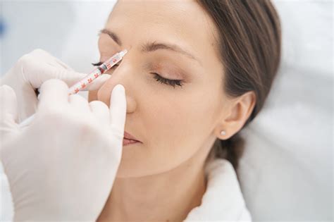 뷰티 클리닉에서 젊어지게하는 얼굴 주사 절차를 가진 여성 30 34세에 대한 스톡 사진 및 기타 이미지 30 34세 35