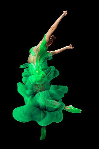 녹색 페인트와 염료 스플래시 포즈로 덮인 젊은 감정 여성의 초상화 검은 배경 에 고립 된 춤 춤에 대한 스톡 사진 및 기타 이미지 Istock