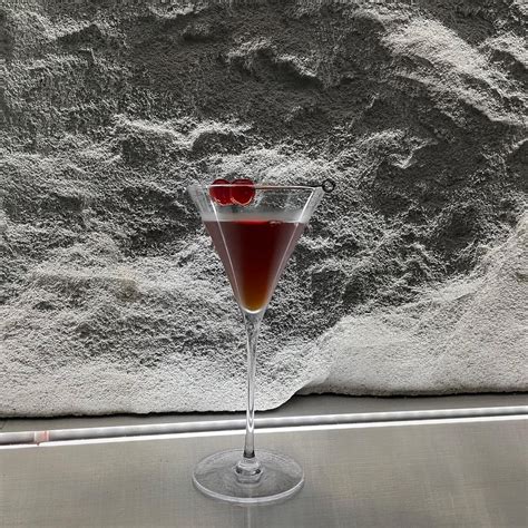 티에이티디 라이 위스키로 만든 맨하탄 입니다 라이의 알싸함과 스위트 베르무트의 쌉싸름하고 단맛이 잘