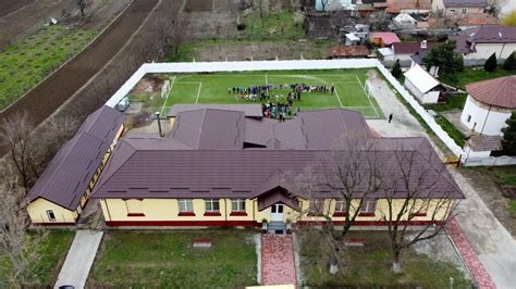 Cuzin Toma A Vizitat Scoala Din Comuna Osica De Sus Recent Renovata De