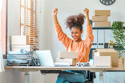 Sme 프리랜서 아프리카계 미국인 10대 여성 포장 스타트업 기업가 집에서 소기업 소유자 온라인 비즈니스 판매자 포장 및 배달 개념과 함께 일하는 20 24세에 대한 스톡