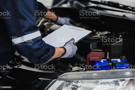 차고에서 자동차의 엔진에 작업 전문 정비사 자동차 수리 서비스 Diy에 대한 스톡 사진 및 기타 이미지 Diy 개념 건강