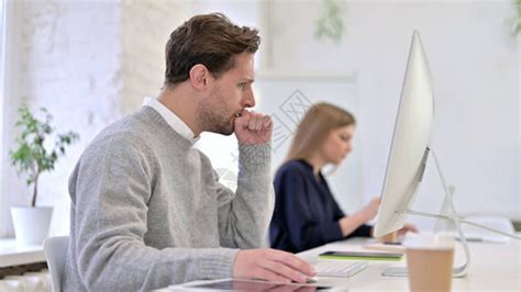 在桌面上工作时咳嗽的病人特写镜头高清图片下载 正版图片503793452 摄图网