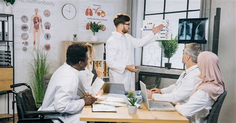 밝은 사무실에 함께 앉아 유전자 변형에 대해 논의하는 다인종 의료 종사자 그룹 국제 회의에서 Dna 특성을 연구하는 자격을 갖춘 의사 사진 Unsplash의 일반