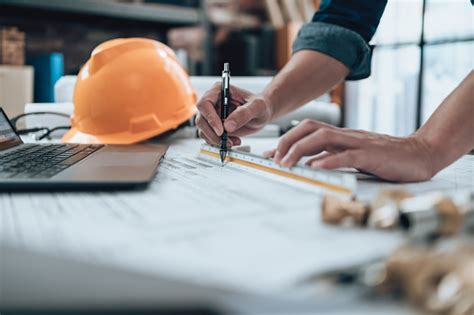 사무실 책상과 계산기 삼각형 눈금자 안전 안경 나침반 블루프린트의 버니어 캘리퍼에서 도면 검사 및 쓰기로 작업하는 엔지니어링 엔지니어 건축가 산업 및 공장 개념 35 39