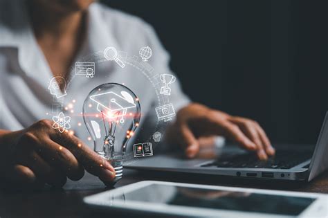 졸업 모자 인터넷 교육 과정 학위 창의적 사고 아이디어 및 해결 솔루션에 대한 학습 지식을 보여주는 전구를 들고 있는 여성 전자 학습 대학원 인증서 프로그램 개념입니다