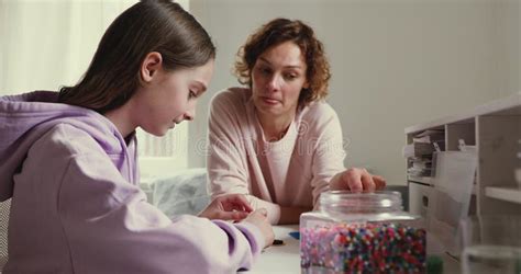Madre Sonriente Ayudando A Su Hija A Dibujar Con L Pices En Casa Almacen De Video V Deo De