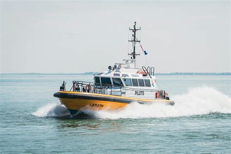 거품 근해 선박 길 찾기 난바다 쪽으로 부는 노란 보트 도선 랍스터 보트 물 안전 물 여행 바다 바다 경치 바다 선박 바다 여행 바다의 배 배